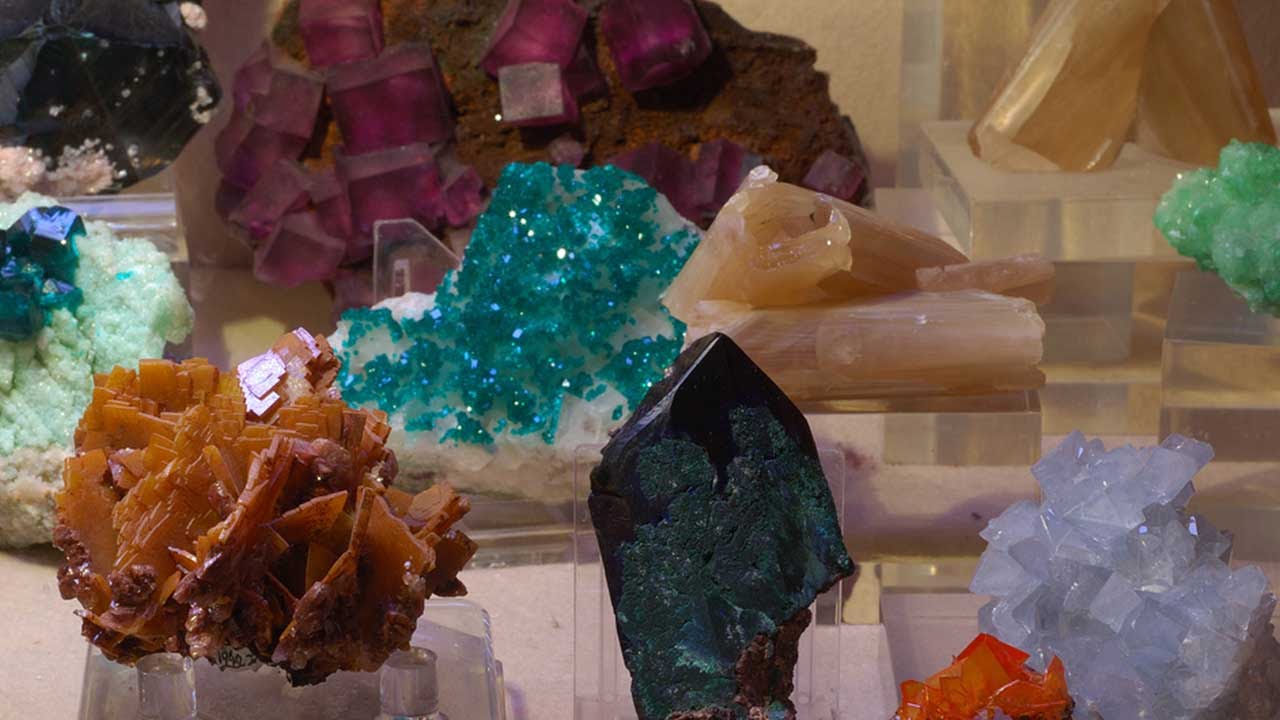 Expoziția „Minerale și asociații minerale din România”, la Muzeul ...