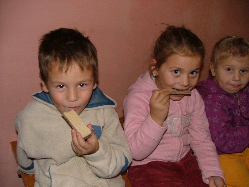 O treime dintre părinții din mediul rural renunță să cumpăre haine și ...