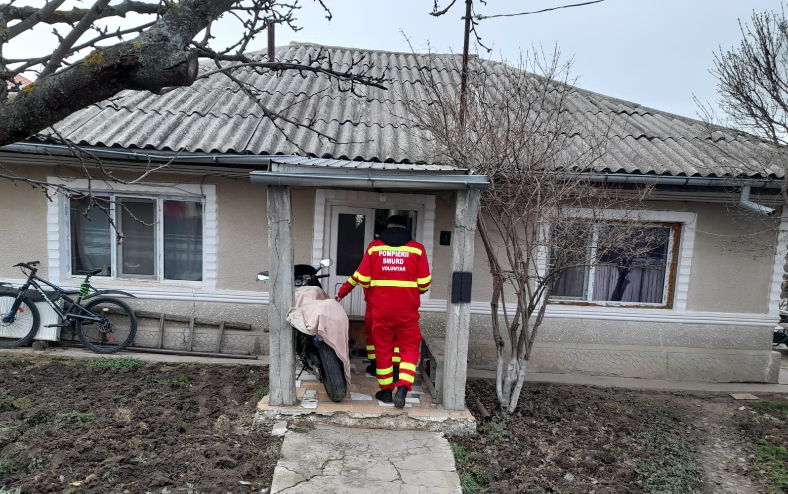 Patru familii greu încercate, vizitate de Moș Crăciun și voluntarii ...