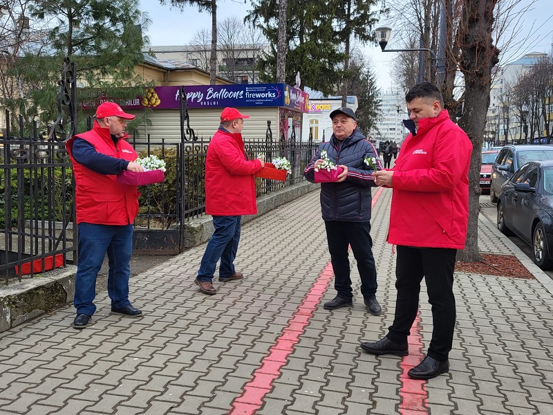 Pesediștii vasluieni au dăruit flori de 1 Martie - Monitorul de Vaslui