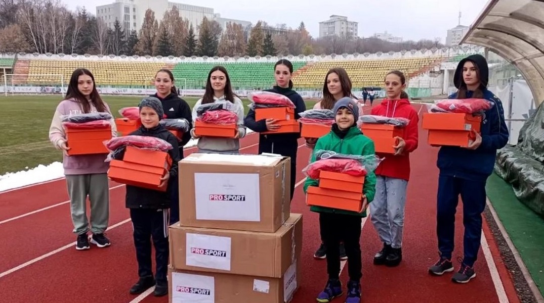 ProSport a donat echipament sportiv de 10.000 de lei copiiilor de la ...