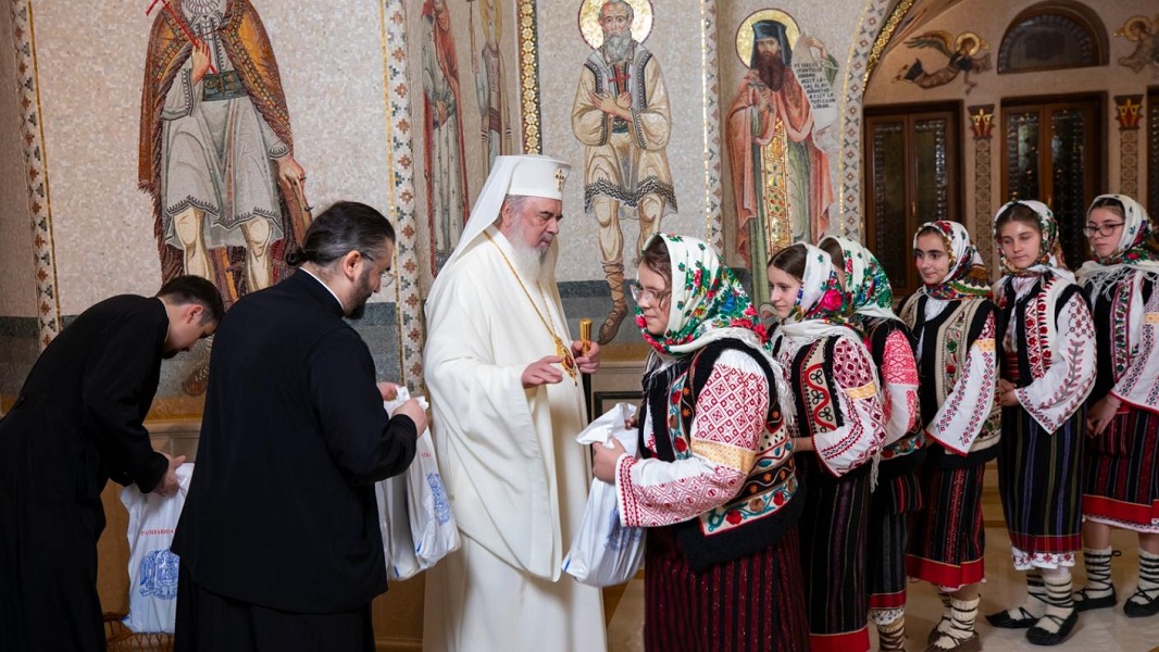 Grupul vocal folcloric „Floarea Dorului” de la Palatul Copiilor l-a ...